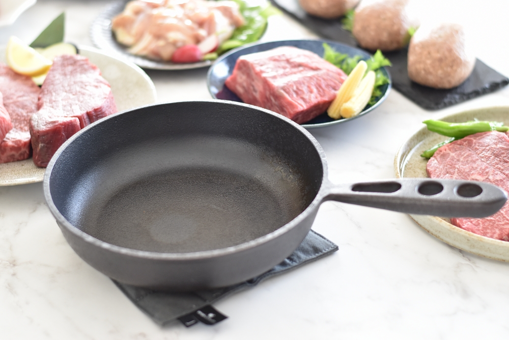 日本夢幻鑄鐵鍋「Omoi Frying Pan」強勢登台！能夠煎出全世界最美味的肉品夢幻煎鍋，創下單週突破百萬預購超強實績 | Japaholic