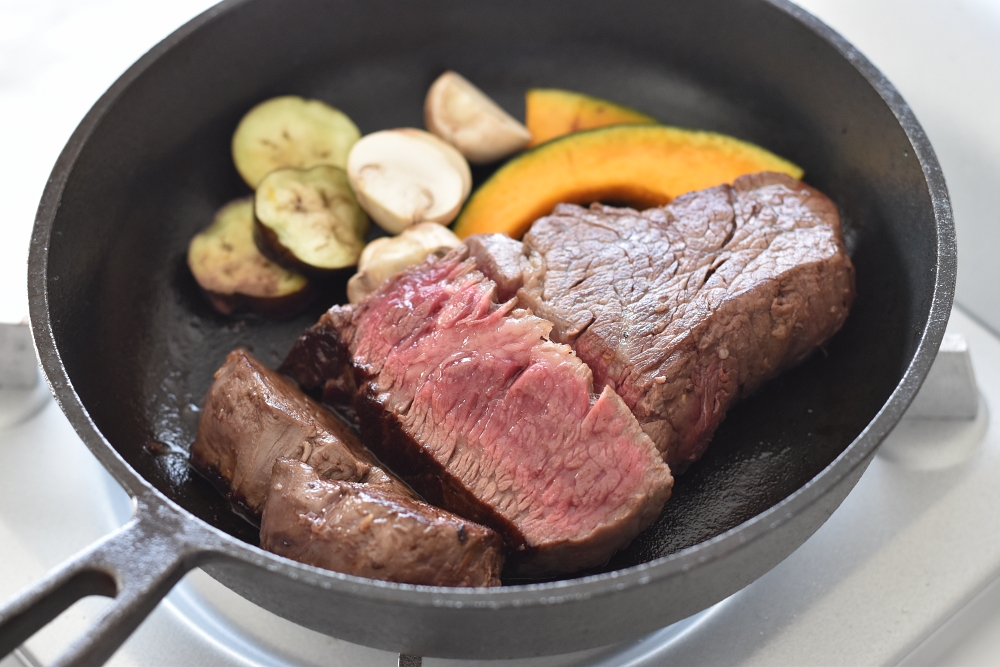 日本夢幻鑄鐵鍋「Omoi Frying Pan」強勢登台！能夠煎出全世界最美味的肉品夢幻煎鍋，創下單週突破百萬預購超強實績 | Japaholic